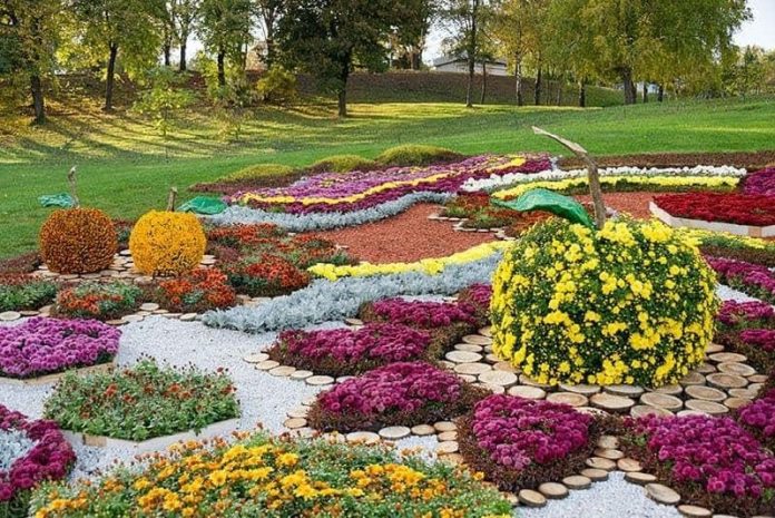 45+ Gorgeous Flower Bed Ideas and Designs (With Pictures)