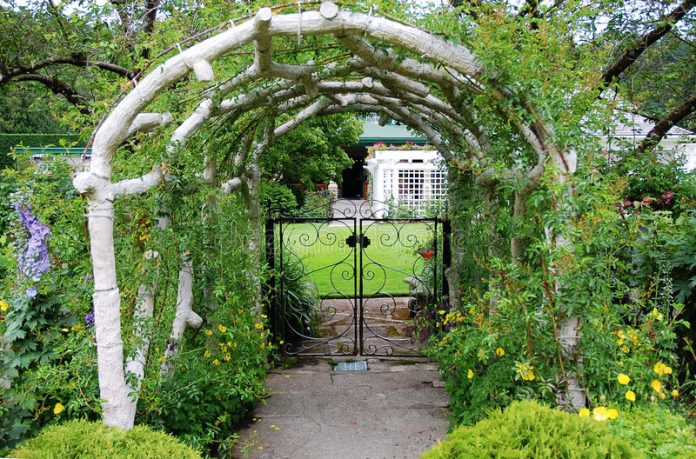 How To Make A Great Garden Entrance - FarmFoodFamily