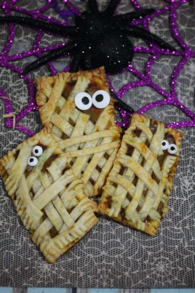 20+ Quick & Smart Last Minute Halloween Crafts and Hacks