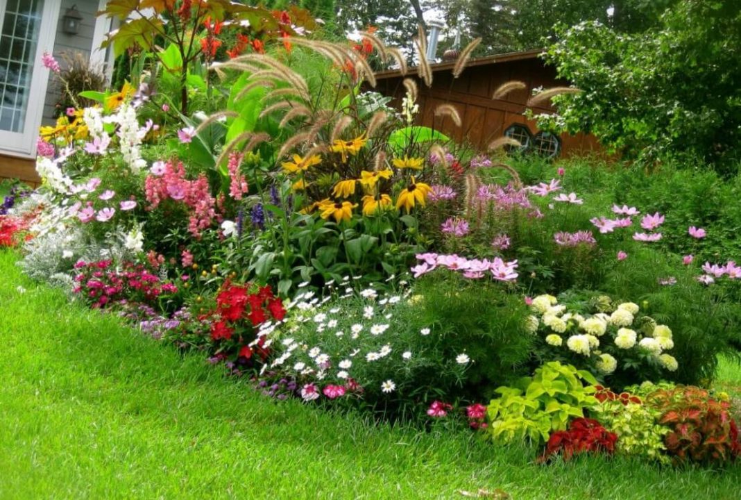 27+ Flower Garden Designs for a Small Space - FarmFoodFamily