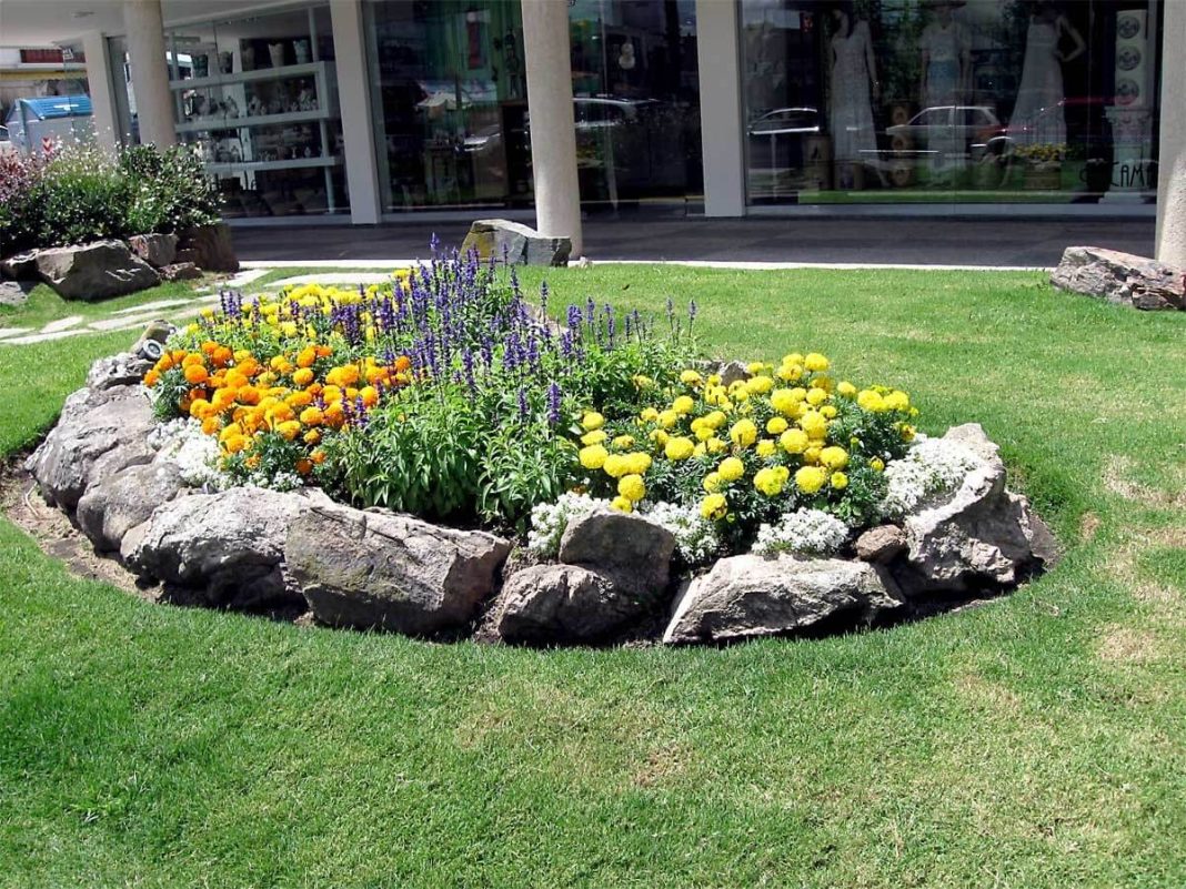 27+ Flower Garden Designs for a Small Space - FarmFoodFamily