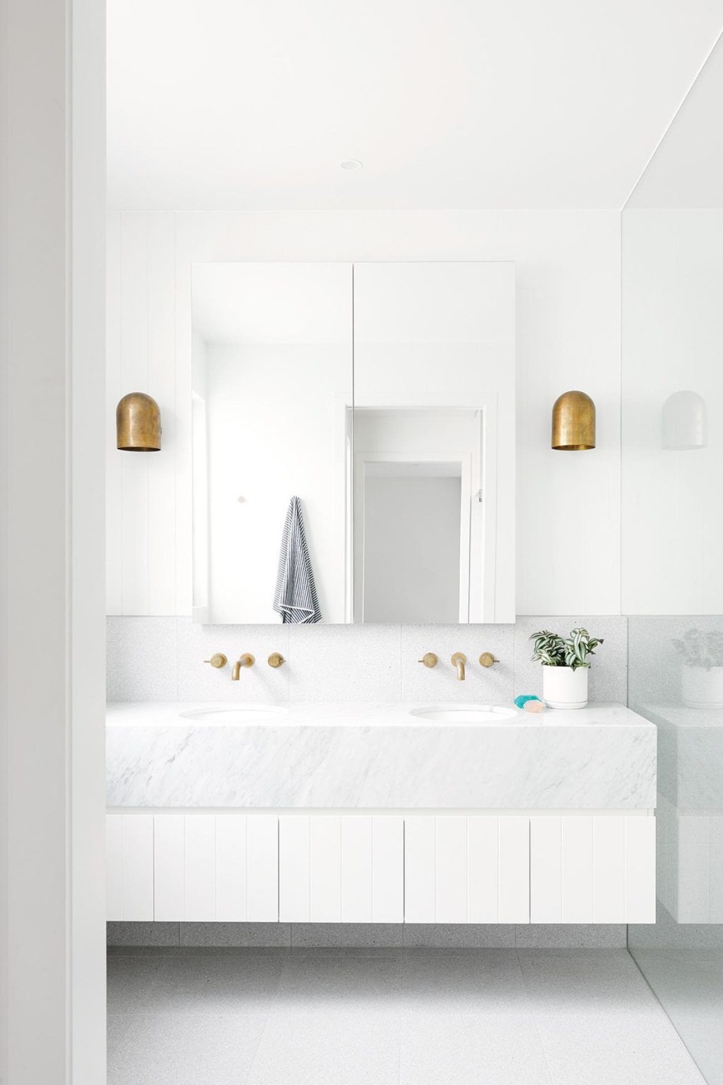 23+ Modern White Bathroom Ideas & Designs For 2024