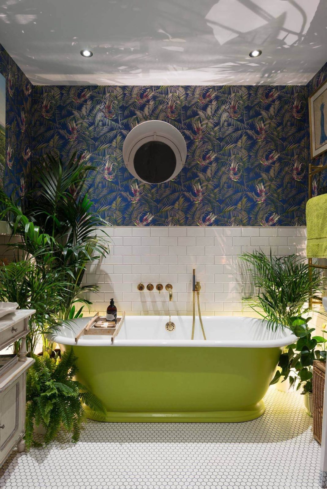 15+ Best Tropical Bathroom Decor Ideas & Designs For 2024