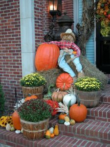 50+ Best Fall Yard Decor Ideas and Designs (Pumpkins, Leaves) For 2024