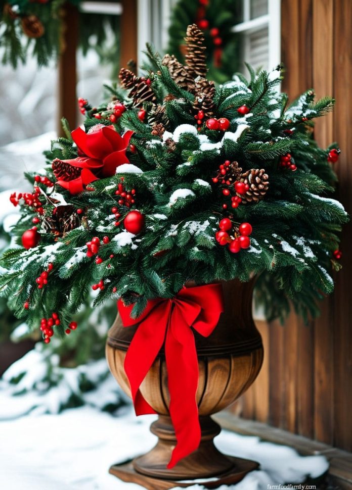41+ Stunning Outdoor Christmas Planter Ideas That Will Wow Your ...