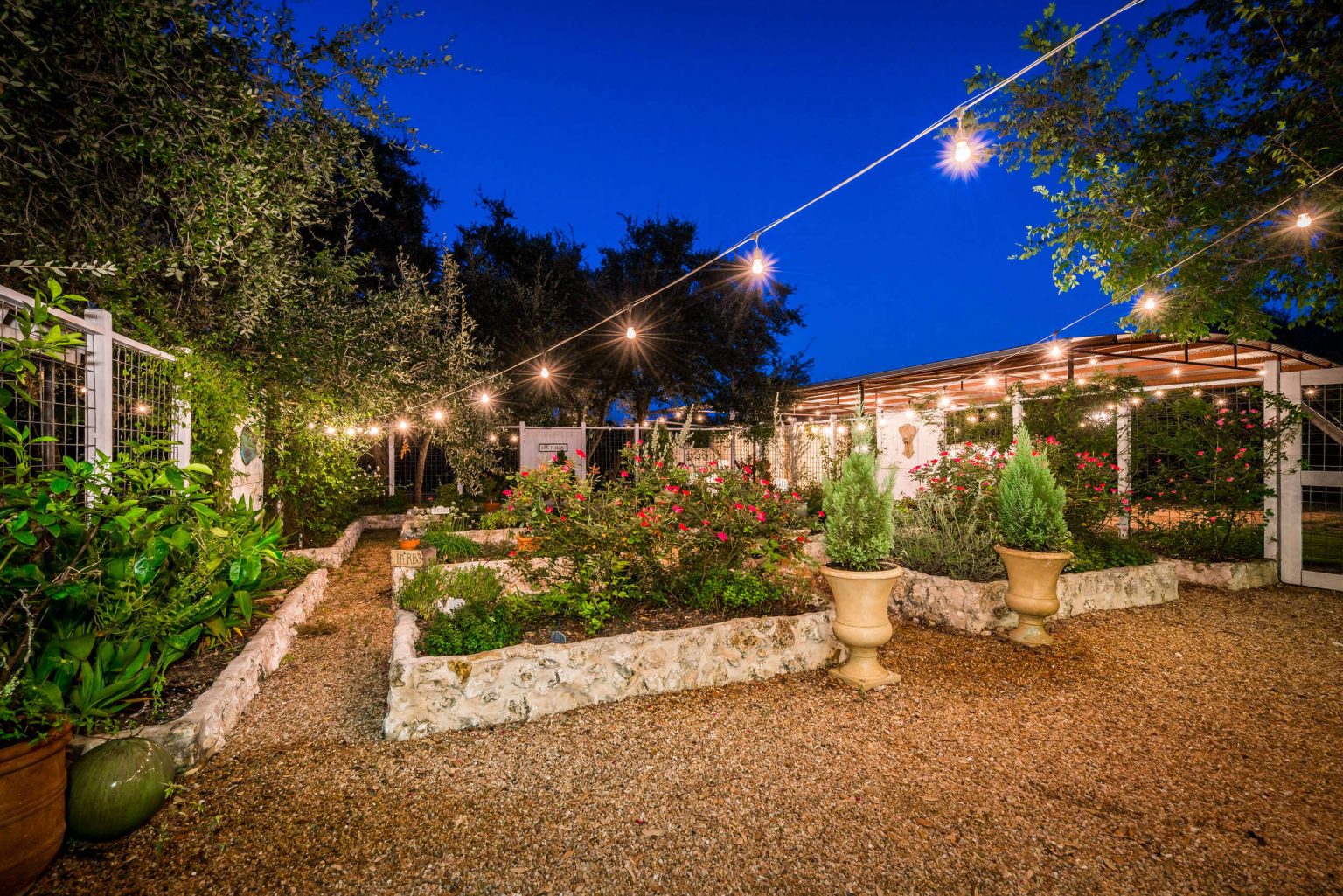 27+ Awesome Farmhouse Backyard Landscaping Ideas & Designs In 2024