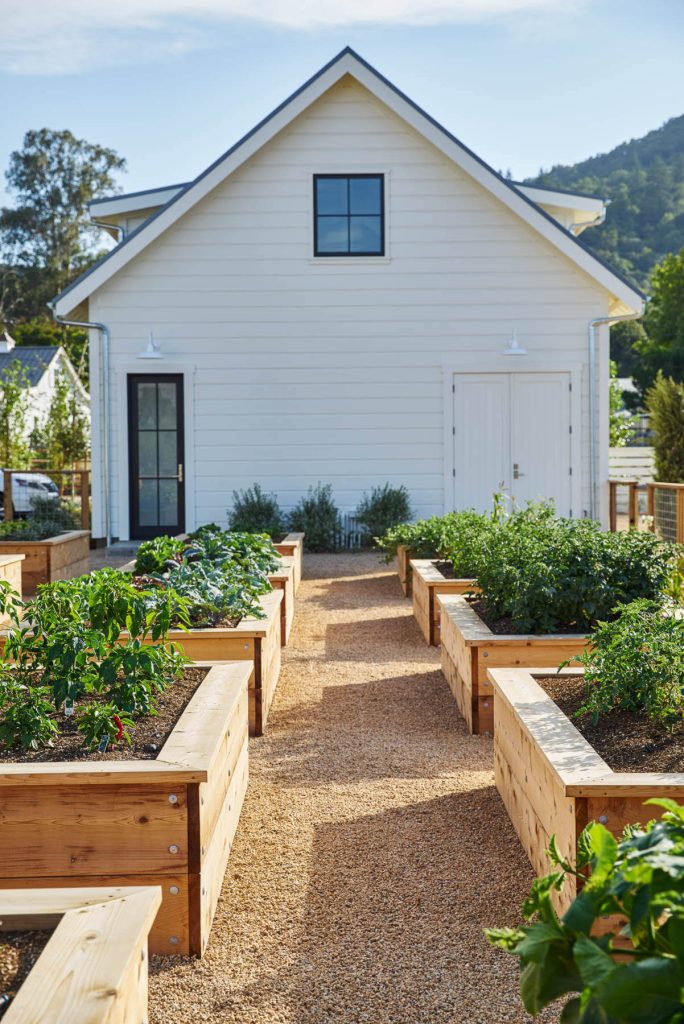 27+ Awesome Farmhouse Backyard Landscaping Ideas & Designs In 2024