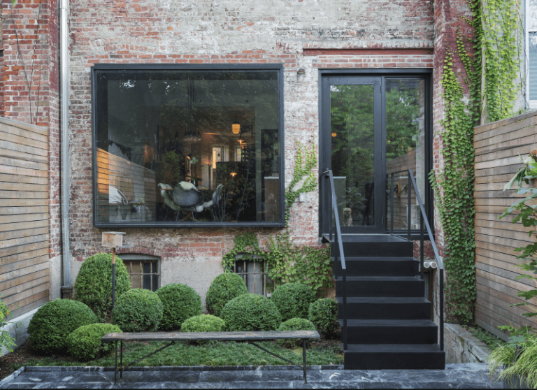10 Chic Outdoor Courtyard Ideas To Try in Your Backyard For 2024