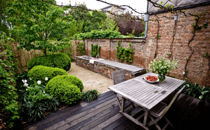 10 Chic Outdoor Courtyard Ideas To Try in Your Backyard For 2024