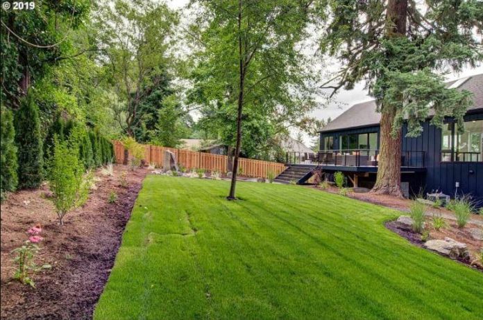 27+ Awesome Farmhouse Backyard Landscaping Ideas & Designs In 2024