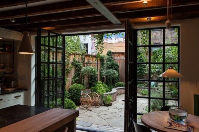 10 Chic Outdoor Courtyard Ideas To Try in Your Backyard For 2024