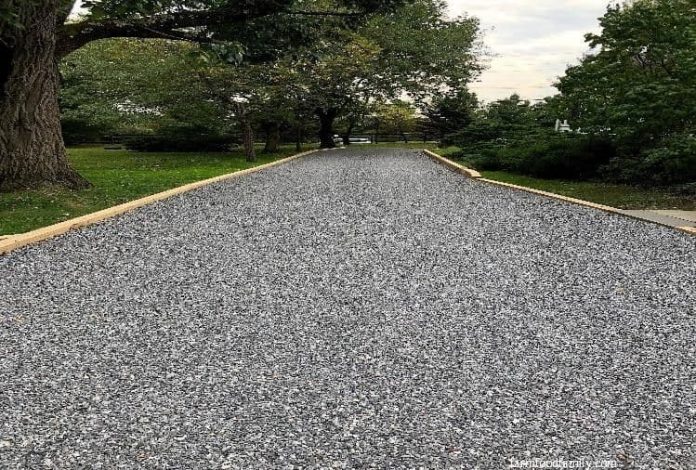 10+ Inexpensive Driveway Edging Ideas & Designs (Gravel, Asphalt,..)
