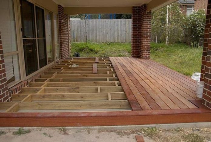 55 Easy and Inexpensive Floating Deck Ideas For Your Backyard (2024)