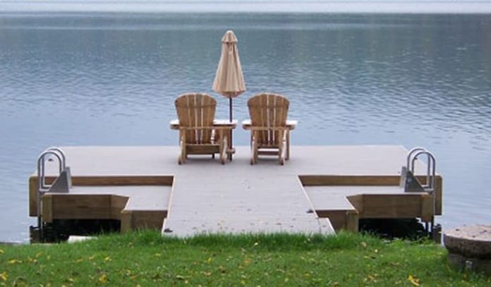 55 Easy and Inexpensive Floating Deck Ideas For Your Backyard (2024)