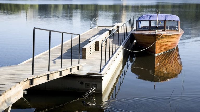 55 Easy and Inexpensive Floating Deck Ideas For Your Backyard (2024)