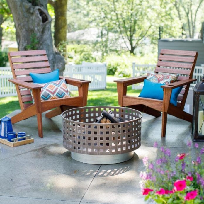 30+ Creative DIY Deck Fire Pit Ideas and Designs (With Pictures)