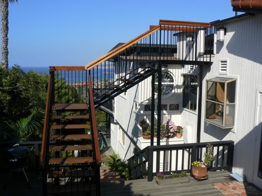 35+ Awesome Deck Steps & Stairs Ideas and Designs (With Pictures)