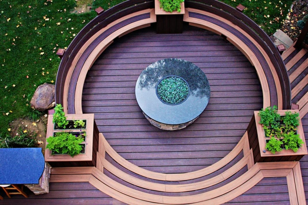 30+ Creative DIY Deck Fire Pit Ideas and Designs (With Pictures)