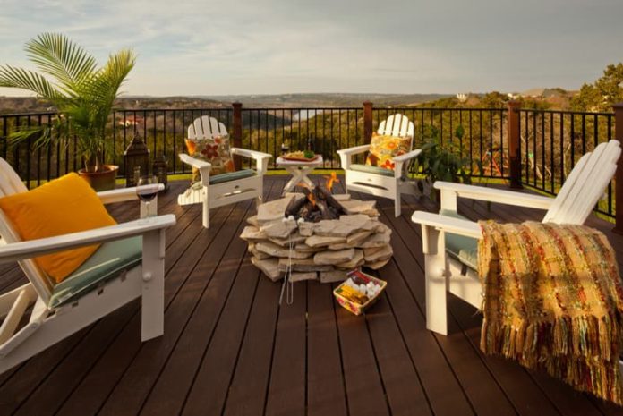 30+ Creative DIY Deck Fire Pit Ideas and Designs (With Pictures)
