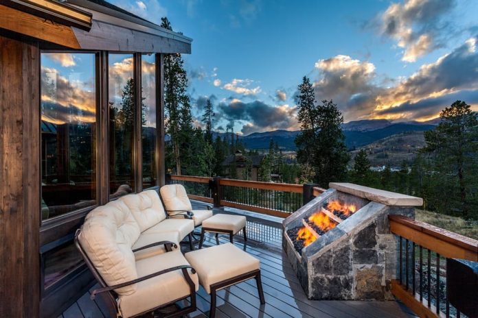 30+ Creative DIY Deck Fire Pit Ideas and Designs (With Pictures)