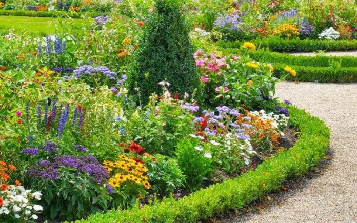 45+ Gorgeous Flower Bed Ideas and Designs (With Pictures)