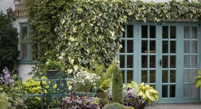 35+ Best Corner Garden Ideas and Designs (With Pictures)