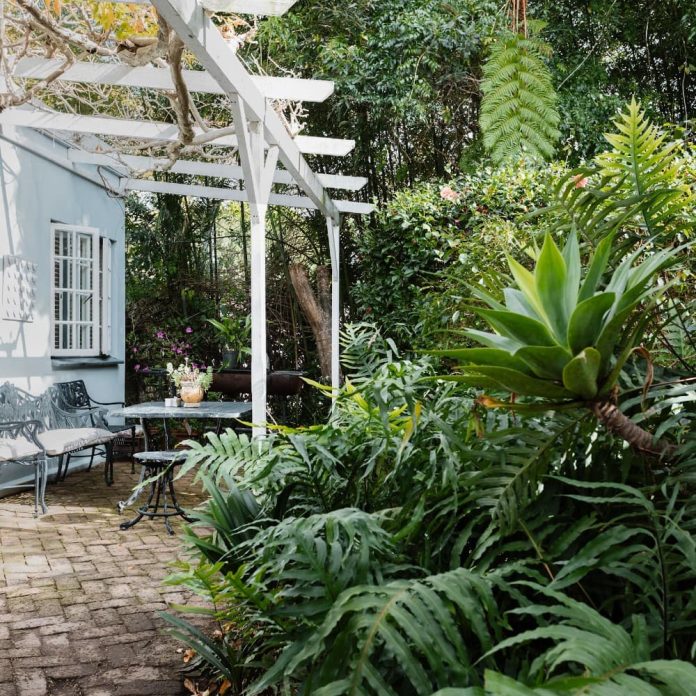 35+ Best Corner Garden Ideas and Designs (With Pictures)