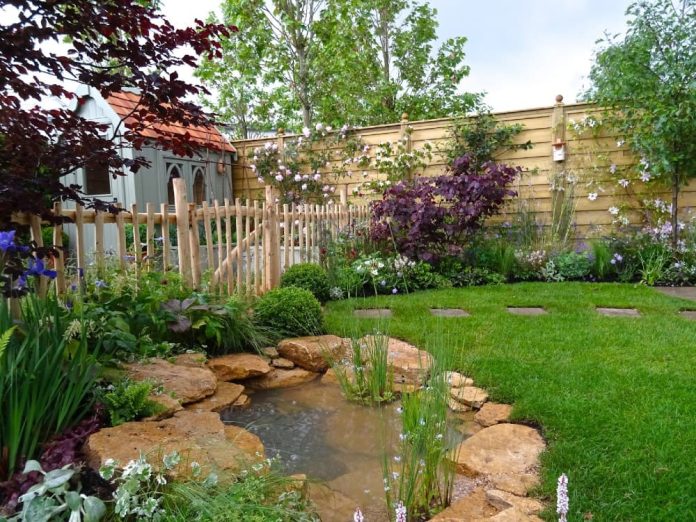 35+ Best Corner Garden Ideas and Designs (With Pictures)
