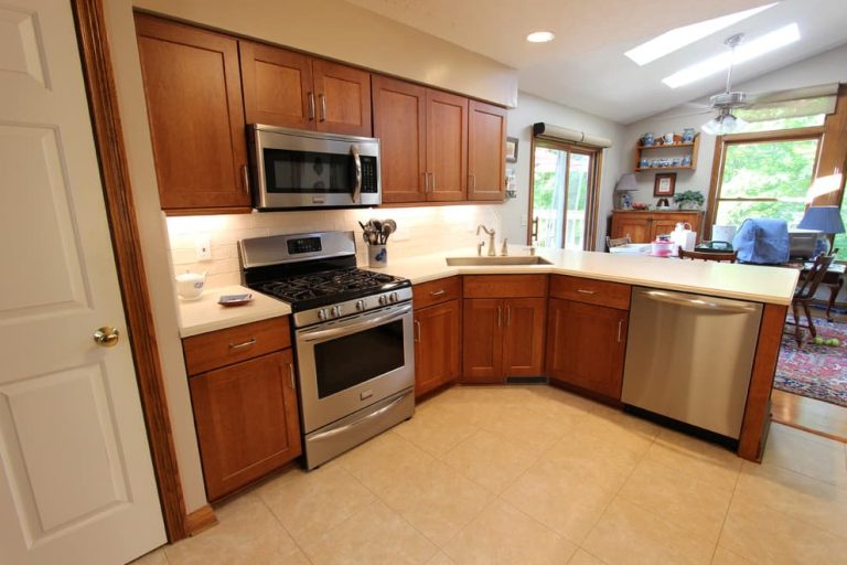 What Color Flooring Goes Well with Cherry Cabinets?