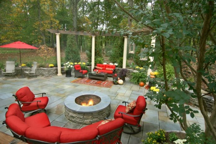 20 Stunning Flagstone Patio Ideas and Designs (With Pictures)