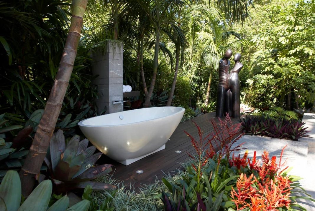 25 Outdoor Bathroom Ideas for a Relaxing Experience (2024)