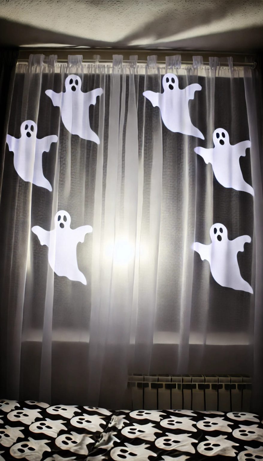 31+ Scary Halloween Window Decoration Ideas That You Need To Do (2024)