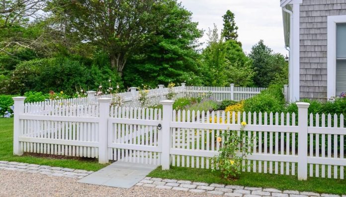 30 Stunning Front Yard Fence Ideas to Transform Your Home (2024)