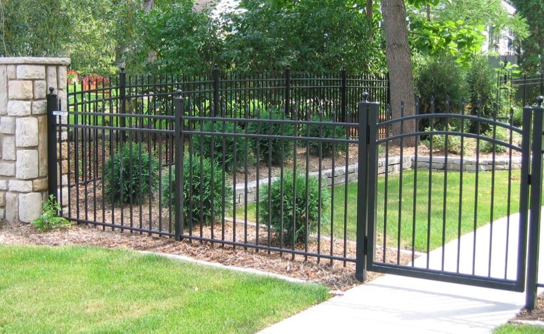 30 Stunning Front Yard Fence Ideas to Transform Your Home (2024)