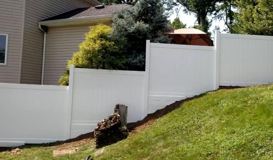 15 Brilliant Fence on Slope Ideas for a Stunning Yard Makeover (2024)