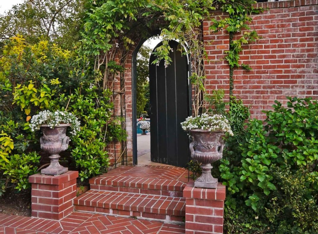 15 Creative Brick Fence Ideas to Boost Curb Appeal (2024)