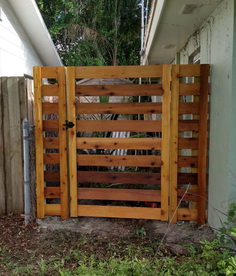 20 Amazing Pallet Fence Ideas to Transform Your Yard – FarmFoodFamily