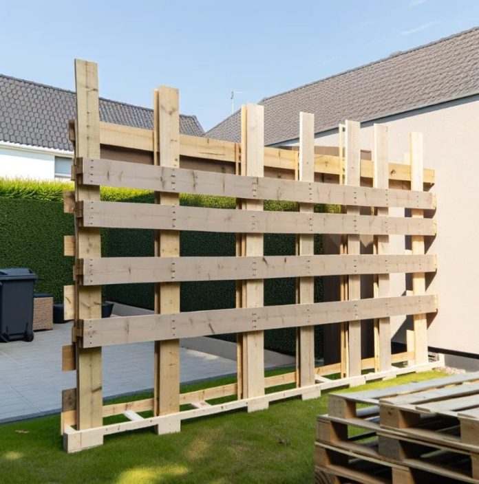 20 Amazing Pallet Fence Ideas to Transform Your Yard – FarmFoodFamily