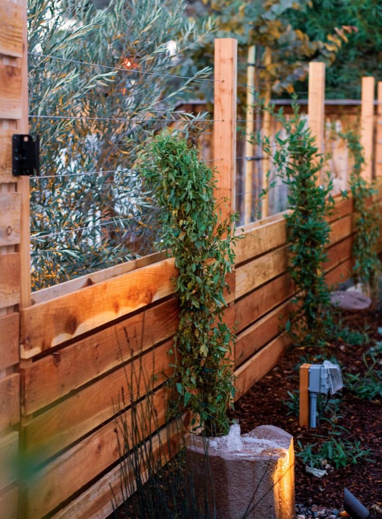 20 Amazing Pallet Fence Ideas to Transform Your Yard – FarmFoodFamily