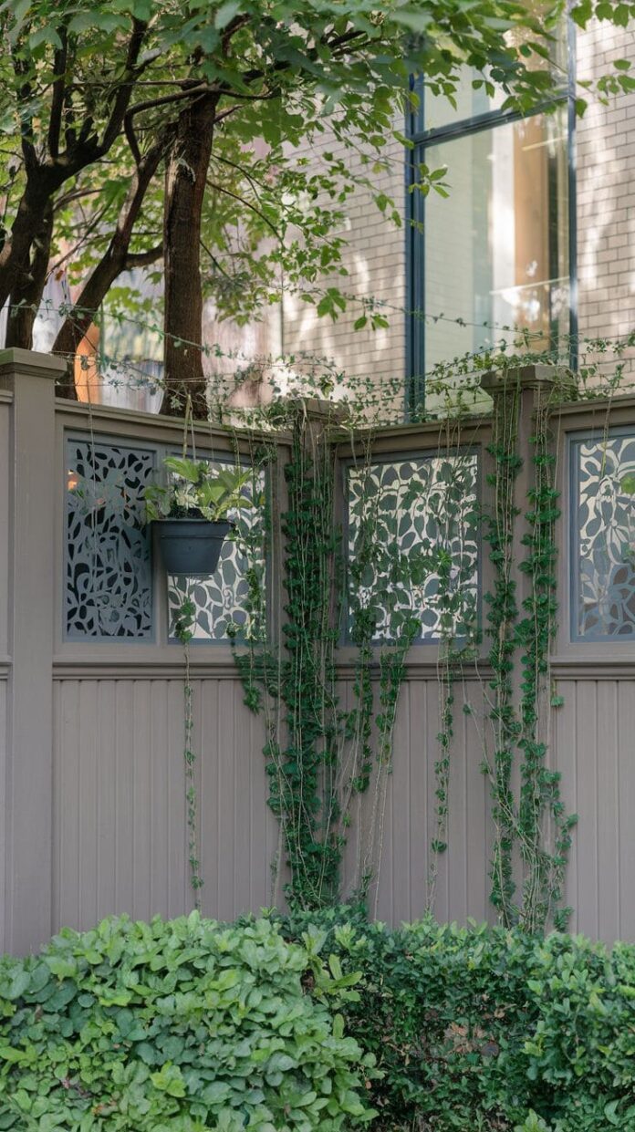 10+ Unique Corner Fence Ideas to Boost Your Garden’s Look (2025)