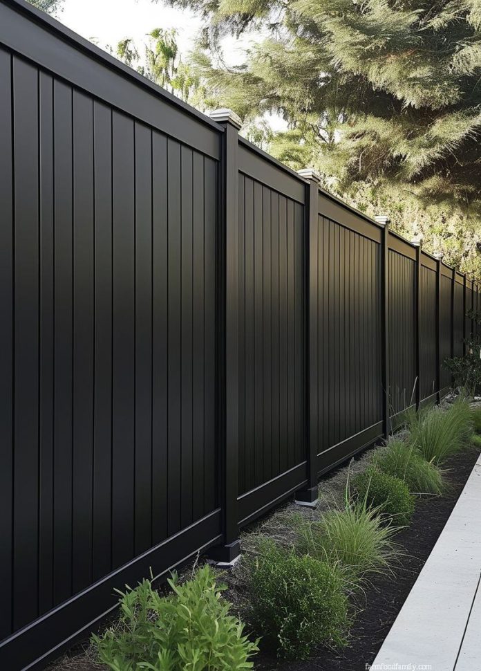 30 Gorgeous Black Fence Ideas to Boost Your Home’s Curb Appeal (2024)