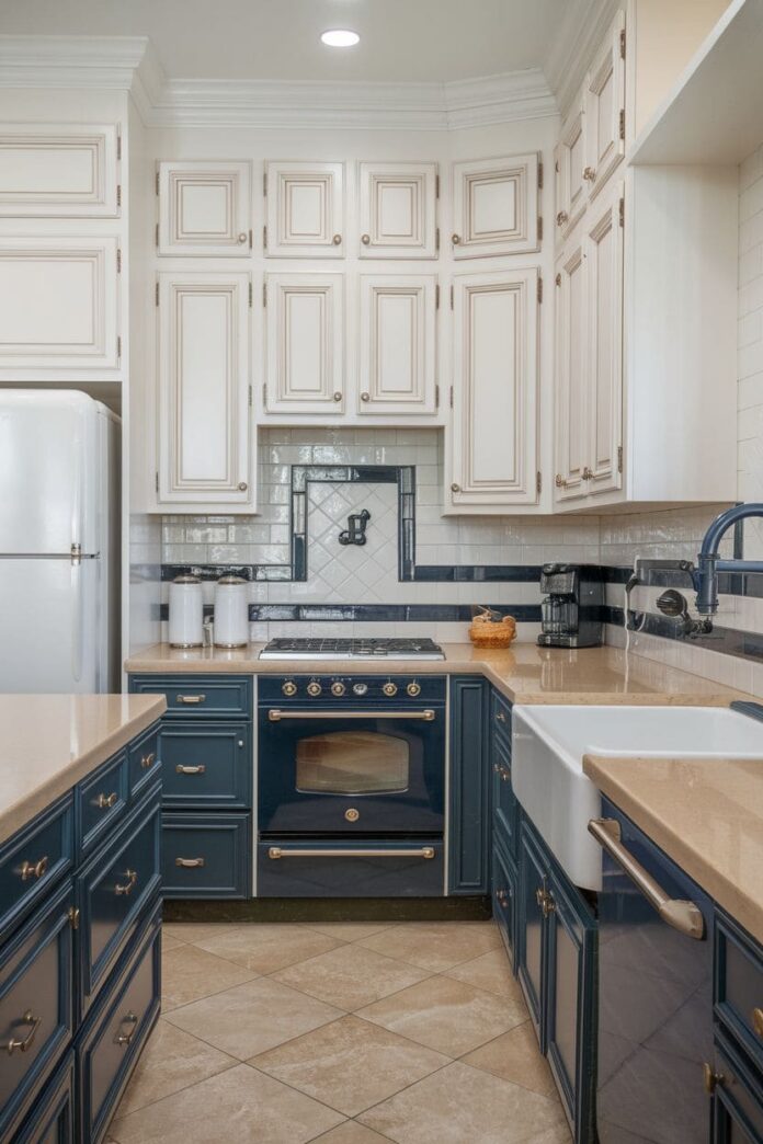 60+ Trendy Two-Tone Kitchen Cabinet Ideas That Make a Bold Statement (2025)