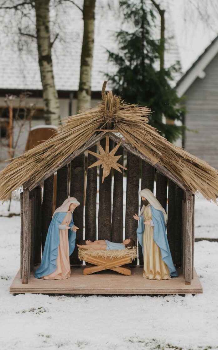 40+ Stunning Nativity Set Display Ideas for a Festive Home This Season ...