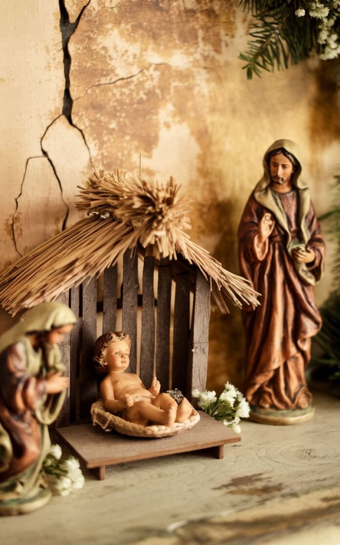 40+ Stunning Nativity Set Display Ideas for a Festive Home This Season ...