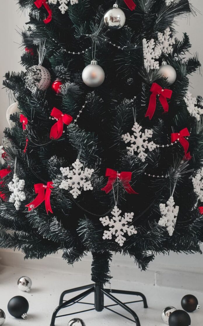 40+ Elegant Black Christmas Tree Ideas You’ll Love This Holiday (2025)